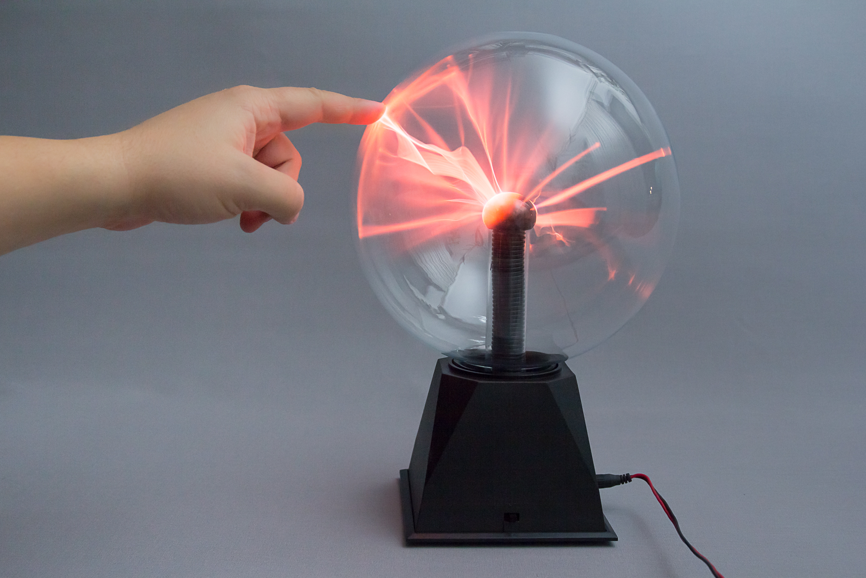 Experiments with a Plasma Globe - Motley Science